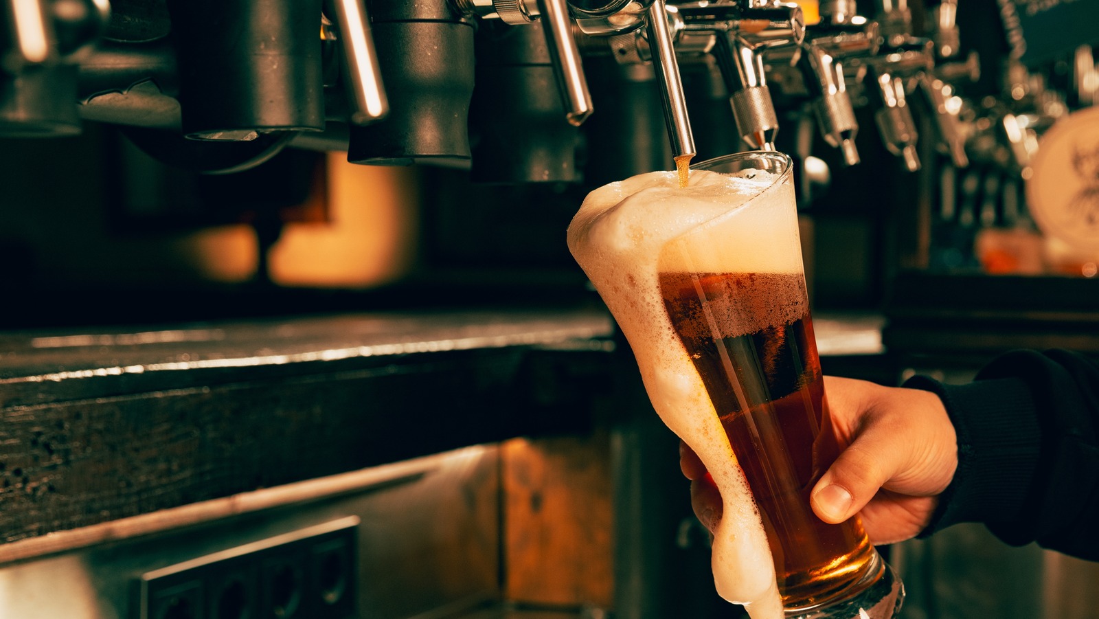 5 Beer Pouring Techniques To Achieve The Perfect Head