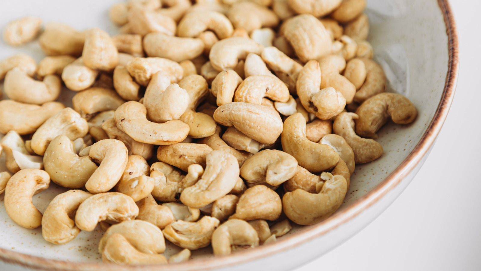 Are Raw Cashews Safe To Eat?