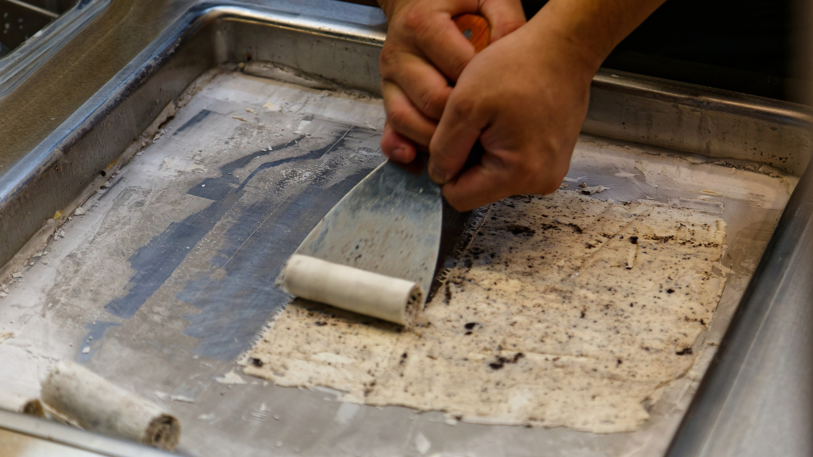 Here's How To Make Homemade Ice Cream Rolls With Limited Freezer Space