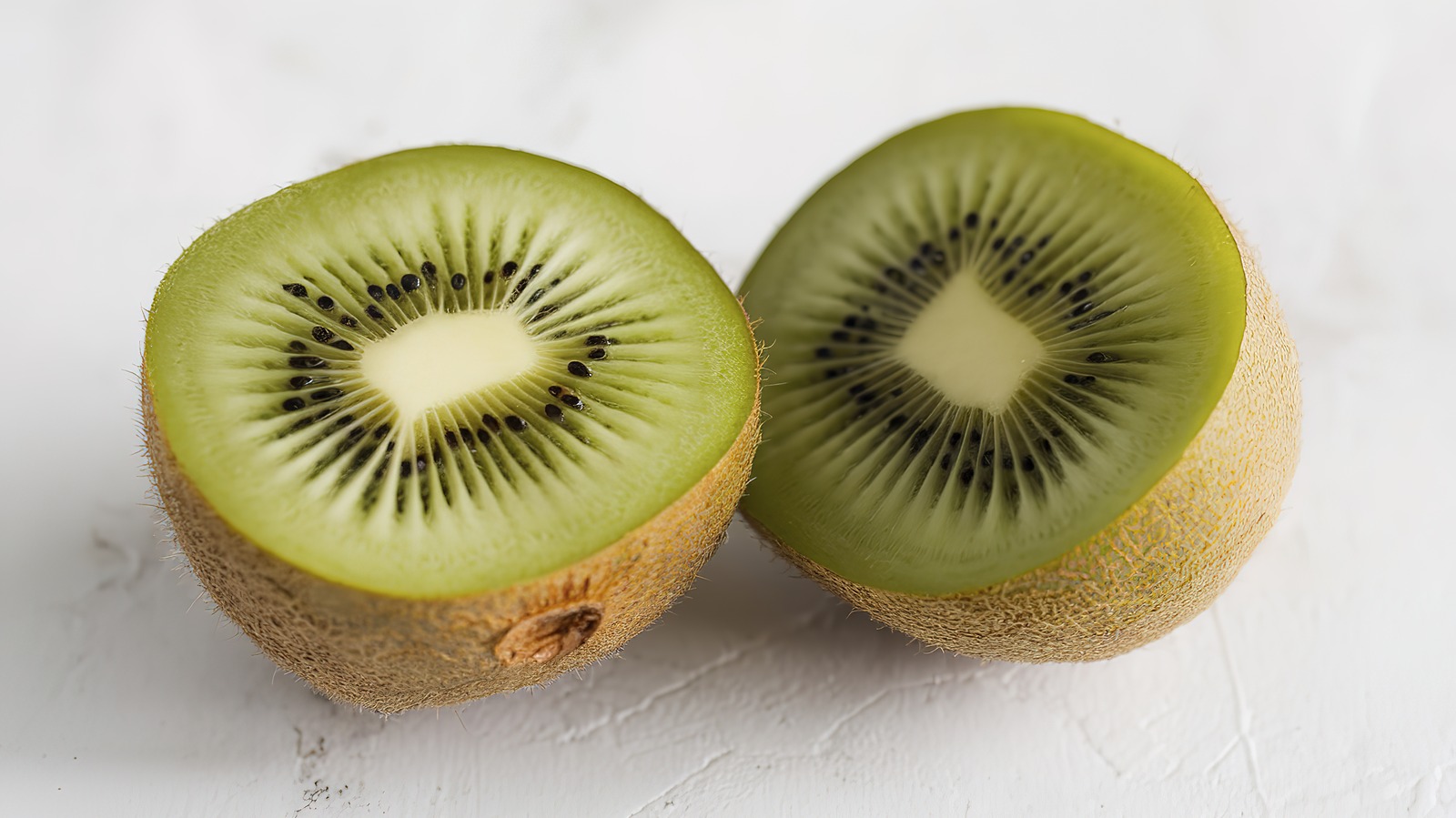 easiest-way-peel-kiwi-spoon
