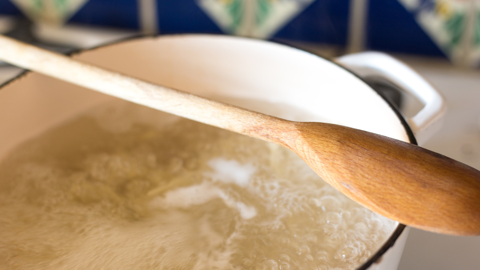 How A Wooden Spoon Prevents Water From Boiling Over