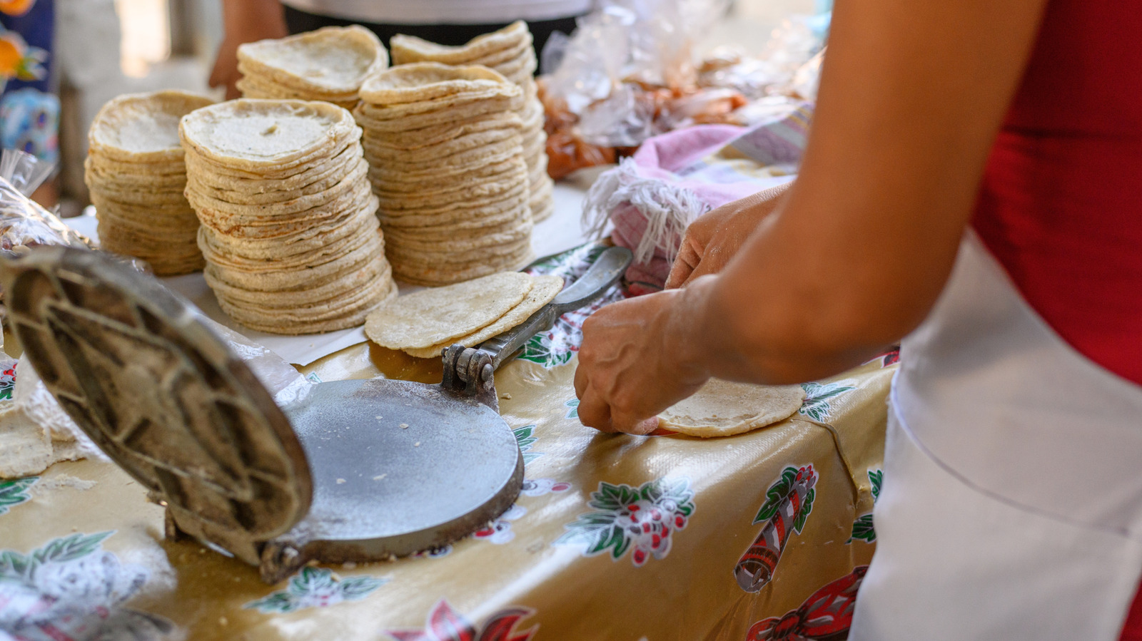 How To Use A Pie Plate As An Easy Improv Tortilla Press