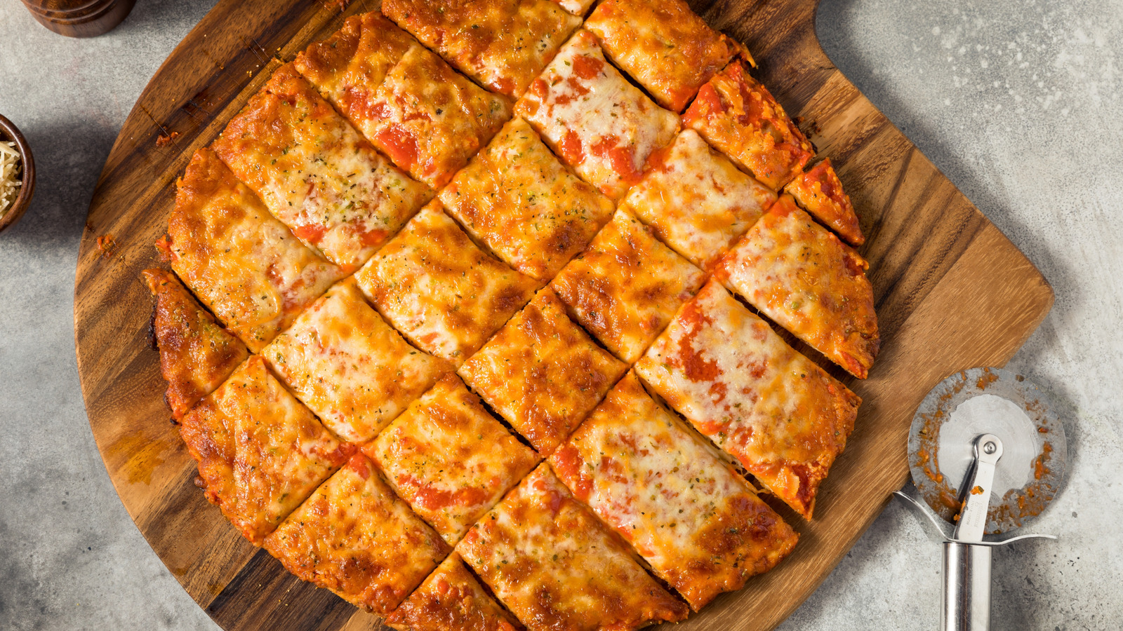 The Difference Between Tavern-Style And St. Louis-Style Pizza Crust