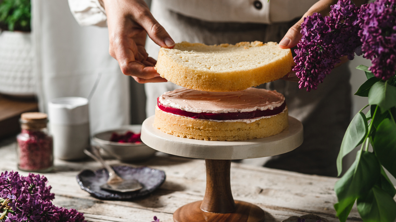 How To Cut Cake Layers Evenly The Easy Way