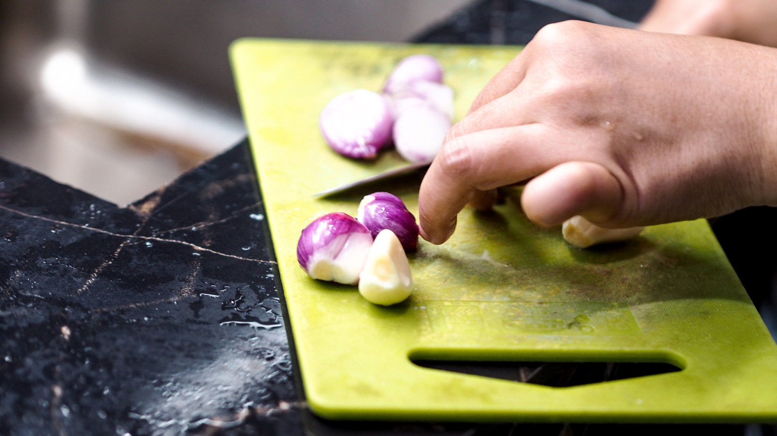 The Best Way To Clean A Plastic Cutting Board Covered In Stains