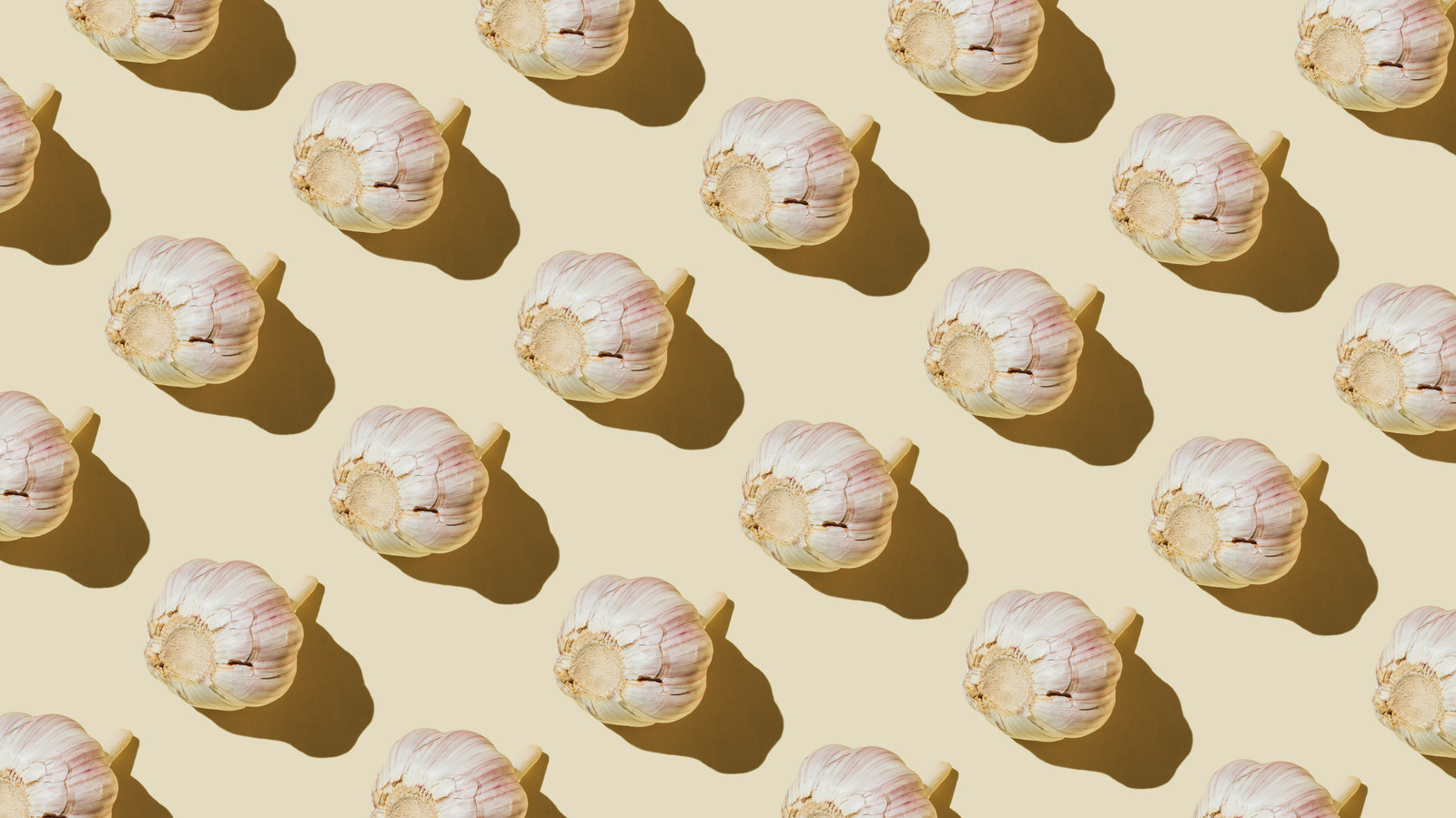 When You Should (And Shouldn't) Use The Shaking Method For Peeling Garlic
