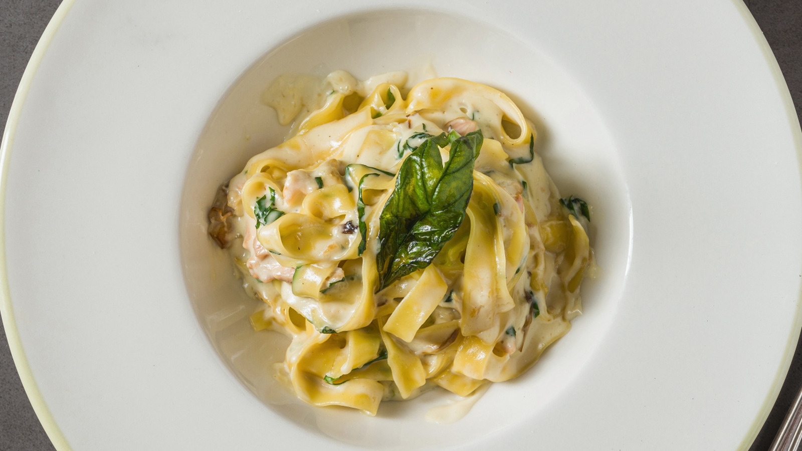 Why Chefs Avoid Ordering These Kinds Of Pasta Dishes At Restaurants