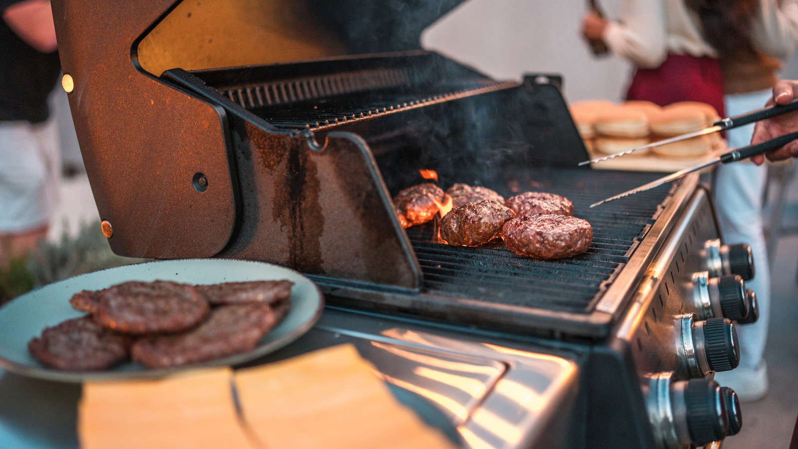Should You Keep A Grill Open Or Closed When Cooking Burgers?